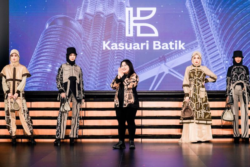 Papuan Batik Goes International: Manokwari Designer’s Works Reach ...